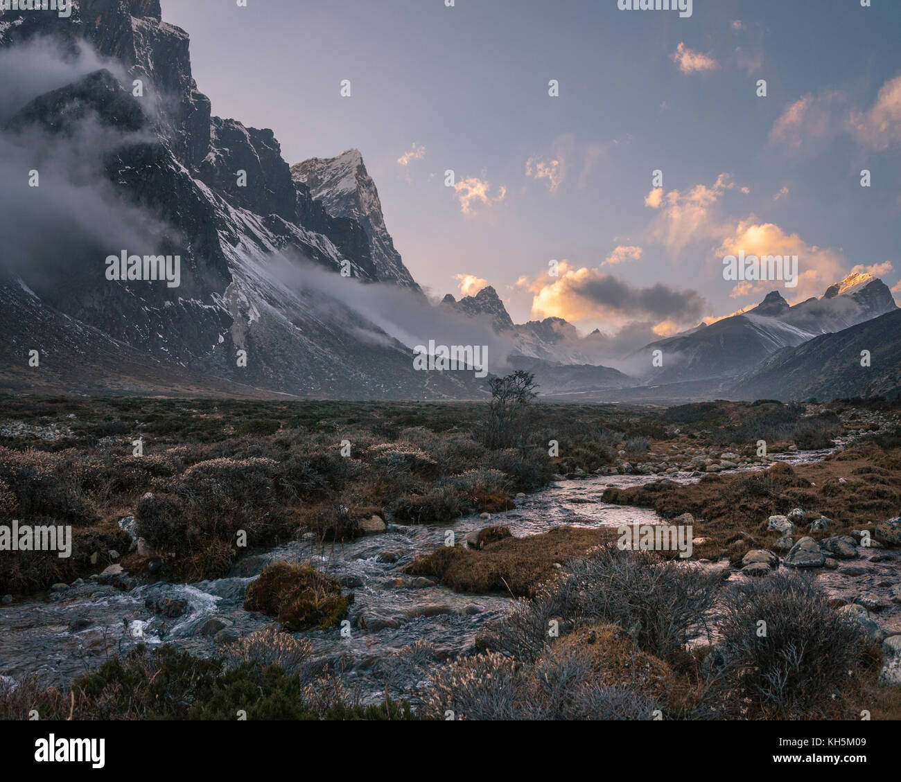 Pheriche village mount everest mountain hi-res stock photography and ...