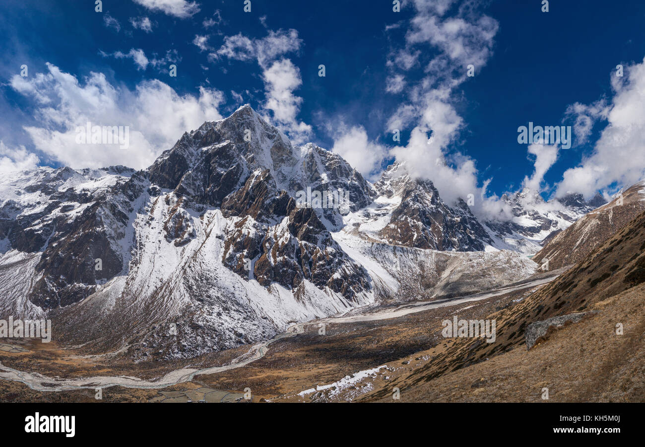 Pheriche village mount everest mountain hi-res stock photography and ...