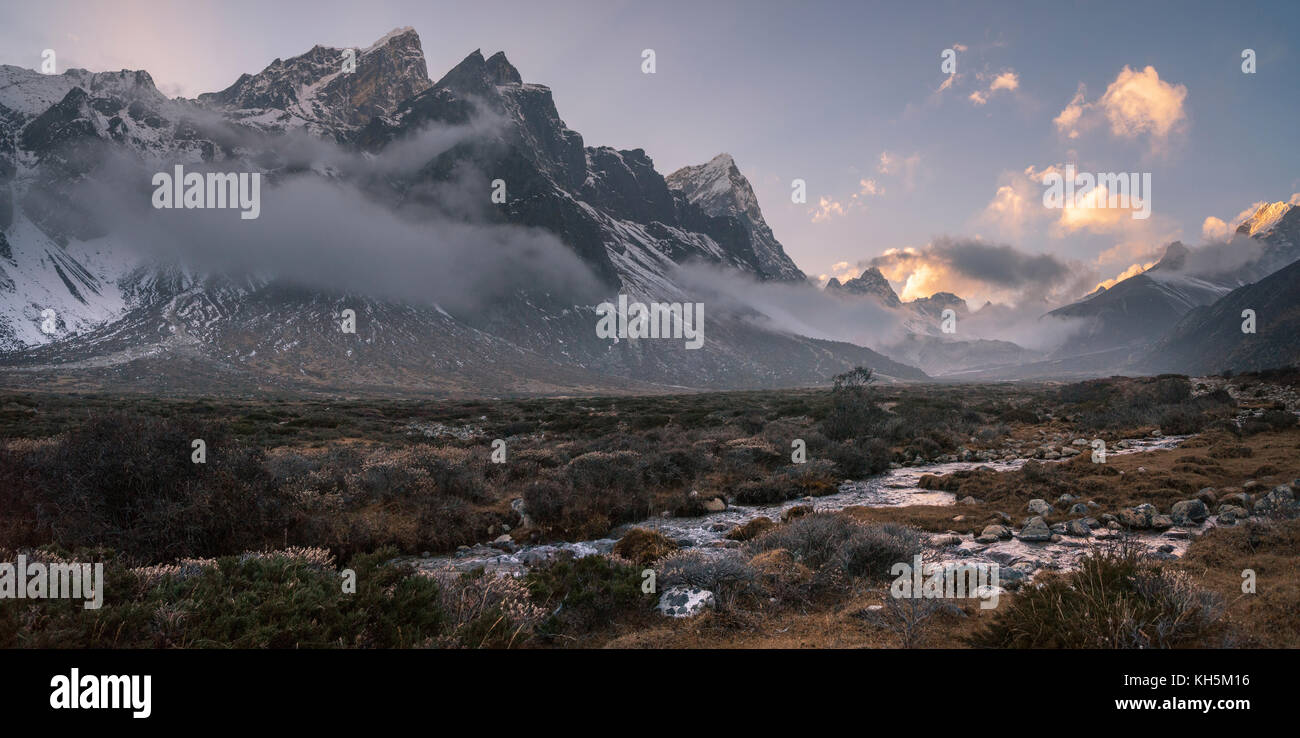 Pheriche village mount everest mountain hi-res stock photography and ...