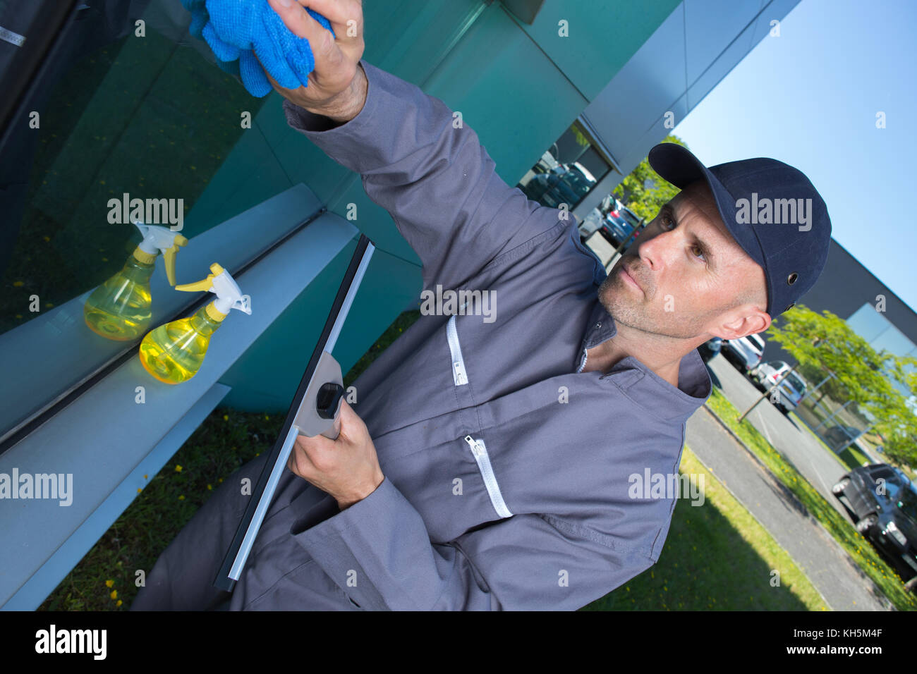 man cleaning window Stock Photo - Alamy