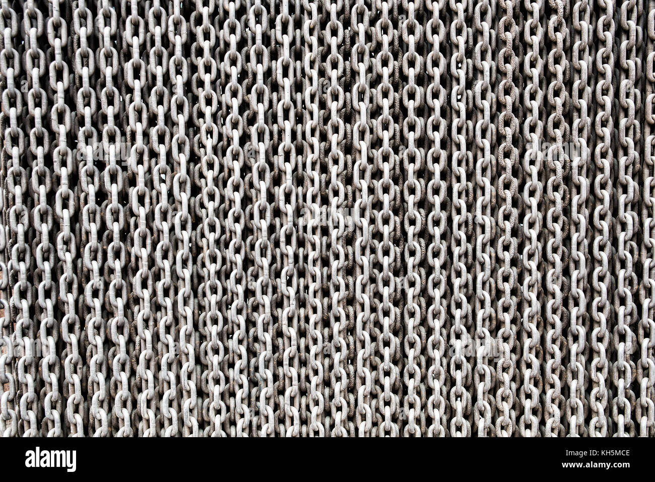 Chain link art hi-res stock photography and images - Alamy