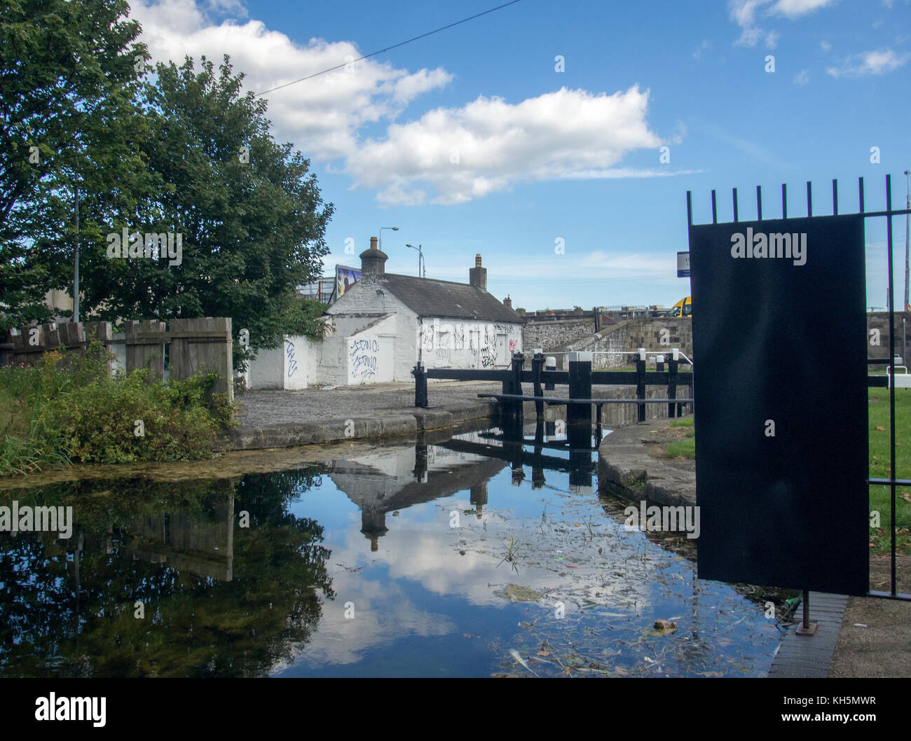 Royal canal locks hi-res stock photography and images - Alamy