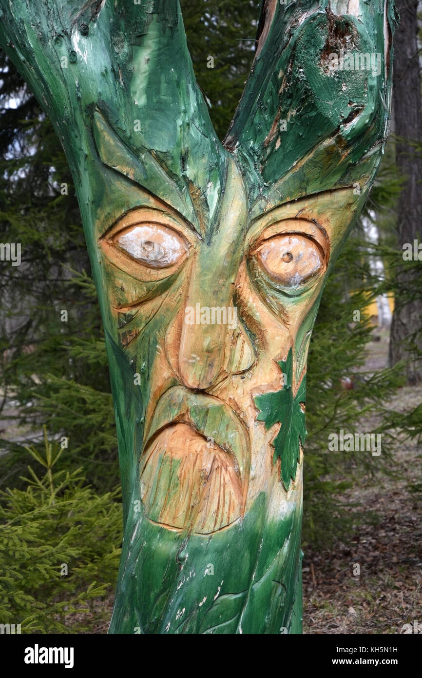 Green man face tree trunk hi-res stock photography and images - Alamy