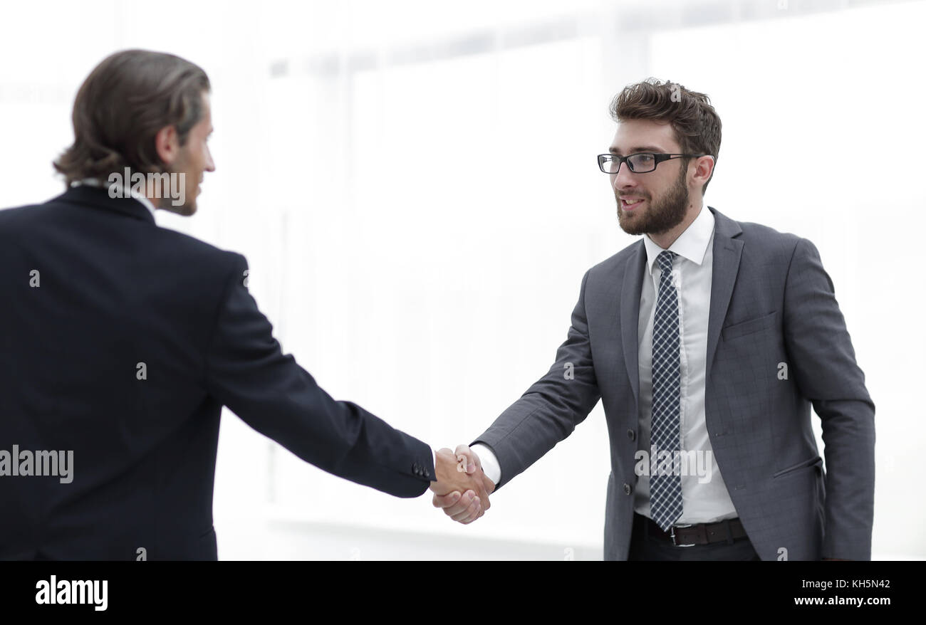 welcome and handshake of business partners Stock Photo - Alamy