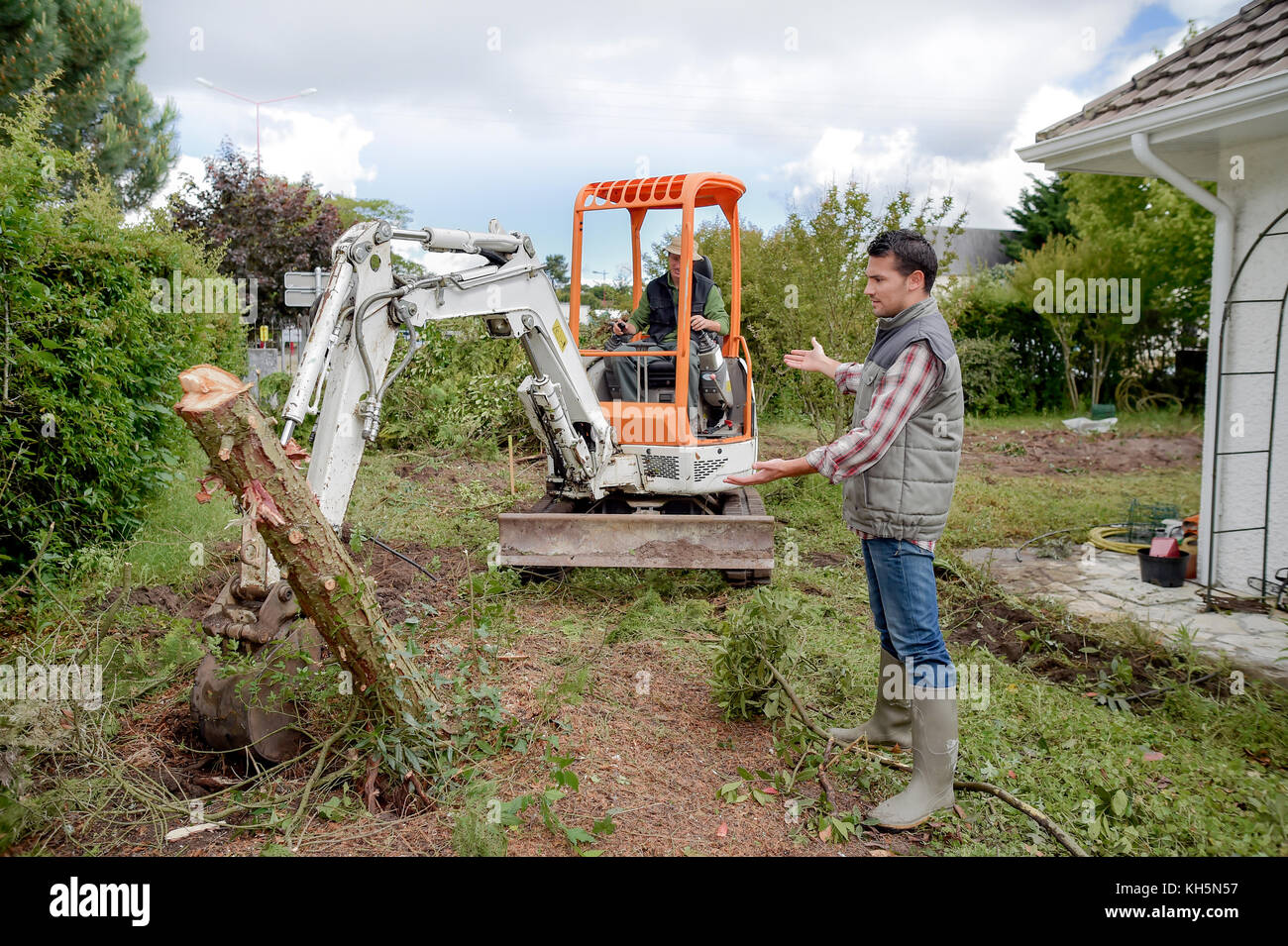 Removing tree trunk from garden Stock Photo - Alamy