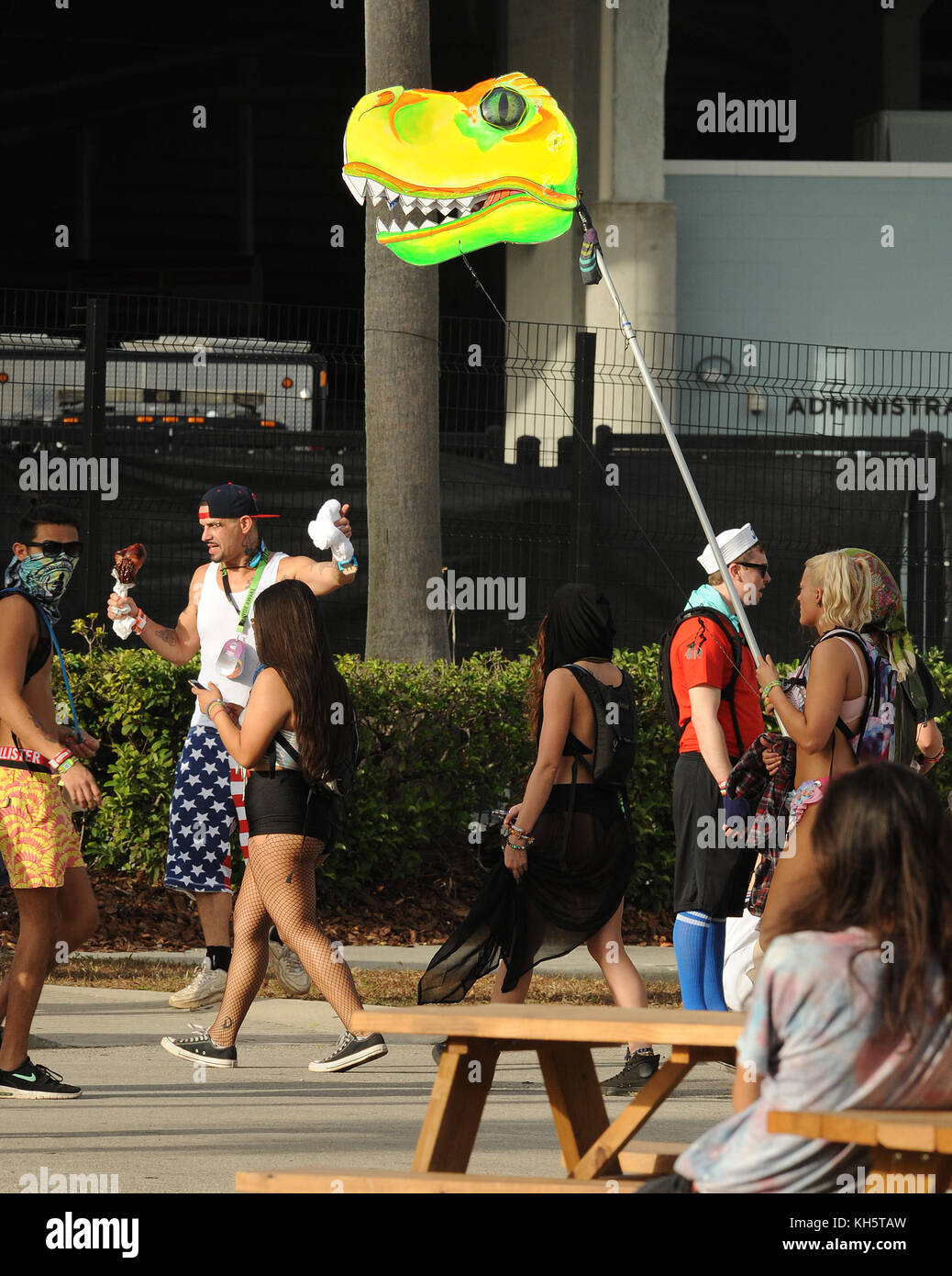 Orlando, United States. 11th Nov, 2017. A woman carries a dinosaur head ...