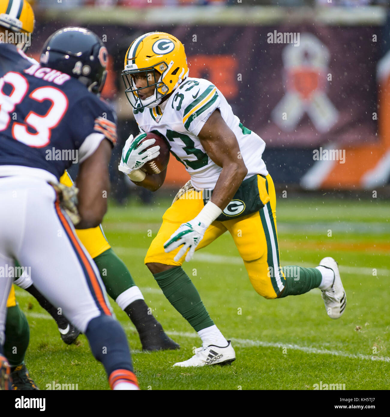 Chicago, Illinois, USA. 12th Nov, 2017. - Packers #33 Aaron Jones in ...