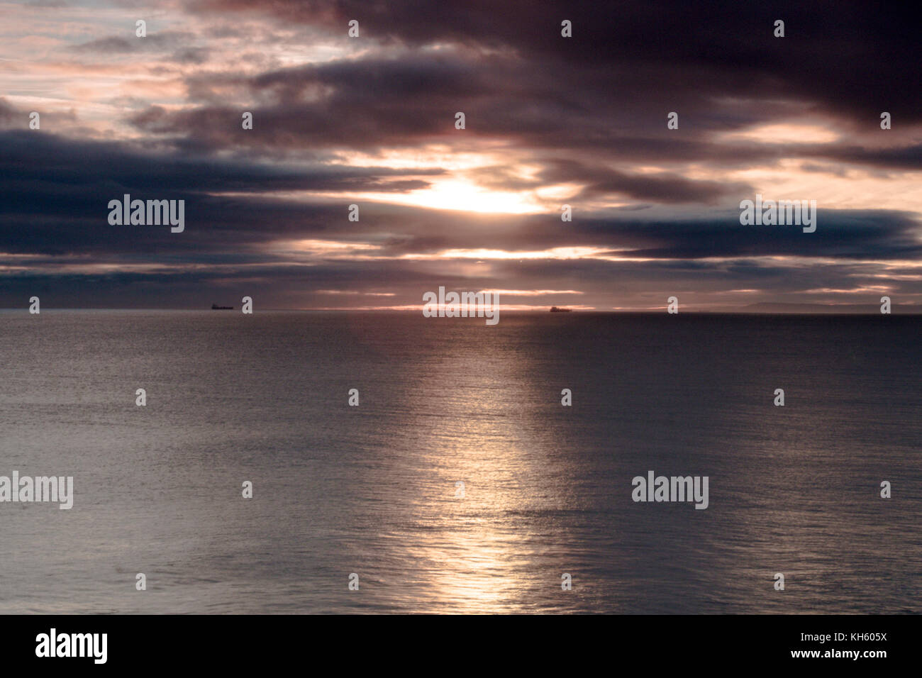 Noses Point, Seaham, County Durham, UK. 14th Nov, 2017.Sun appears ...