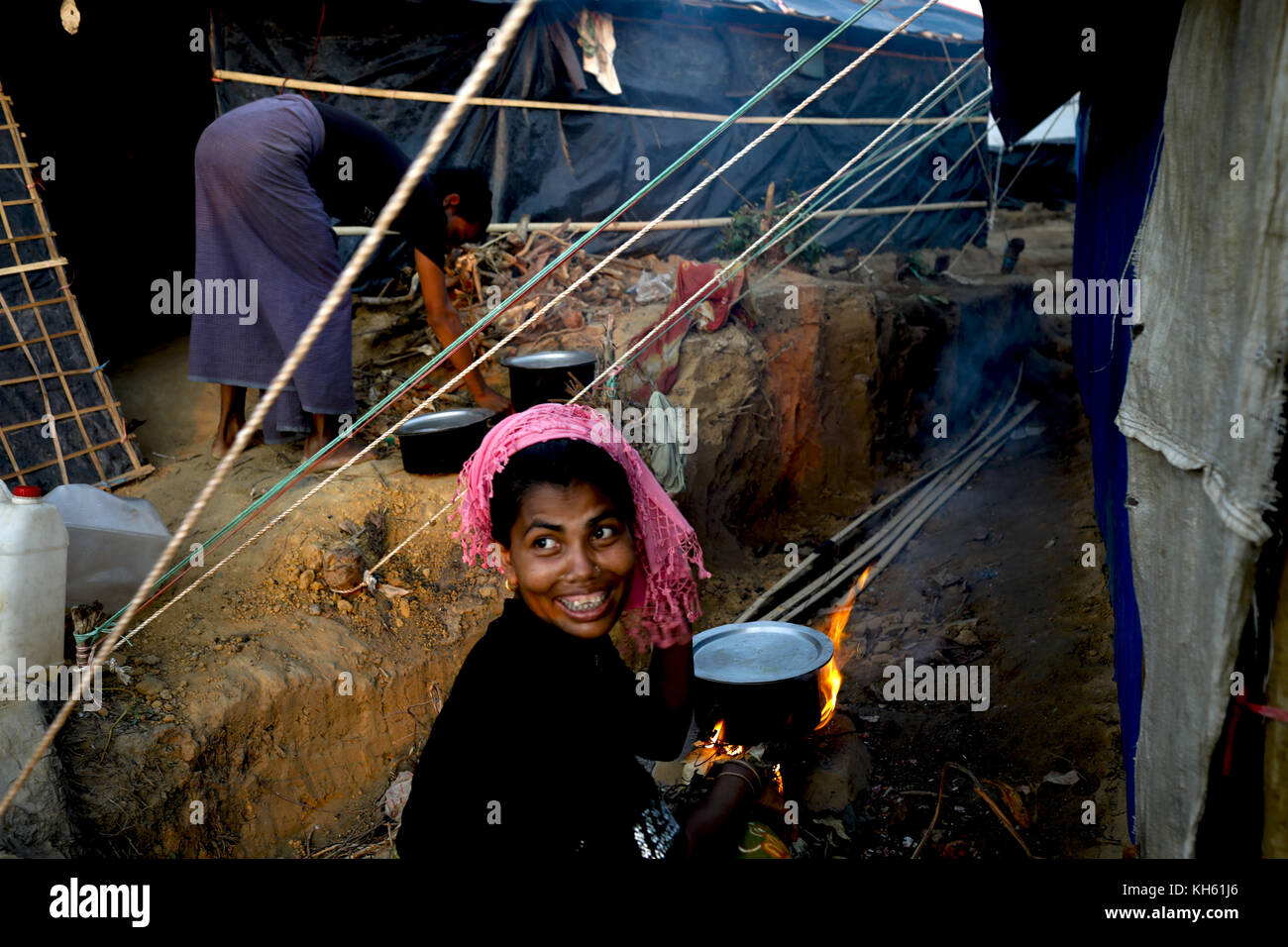 Cox's Bazar, Bangladesh. 13th Nov, 2017. Rohingya refugee woman cooking ...