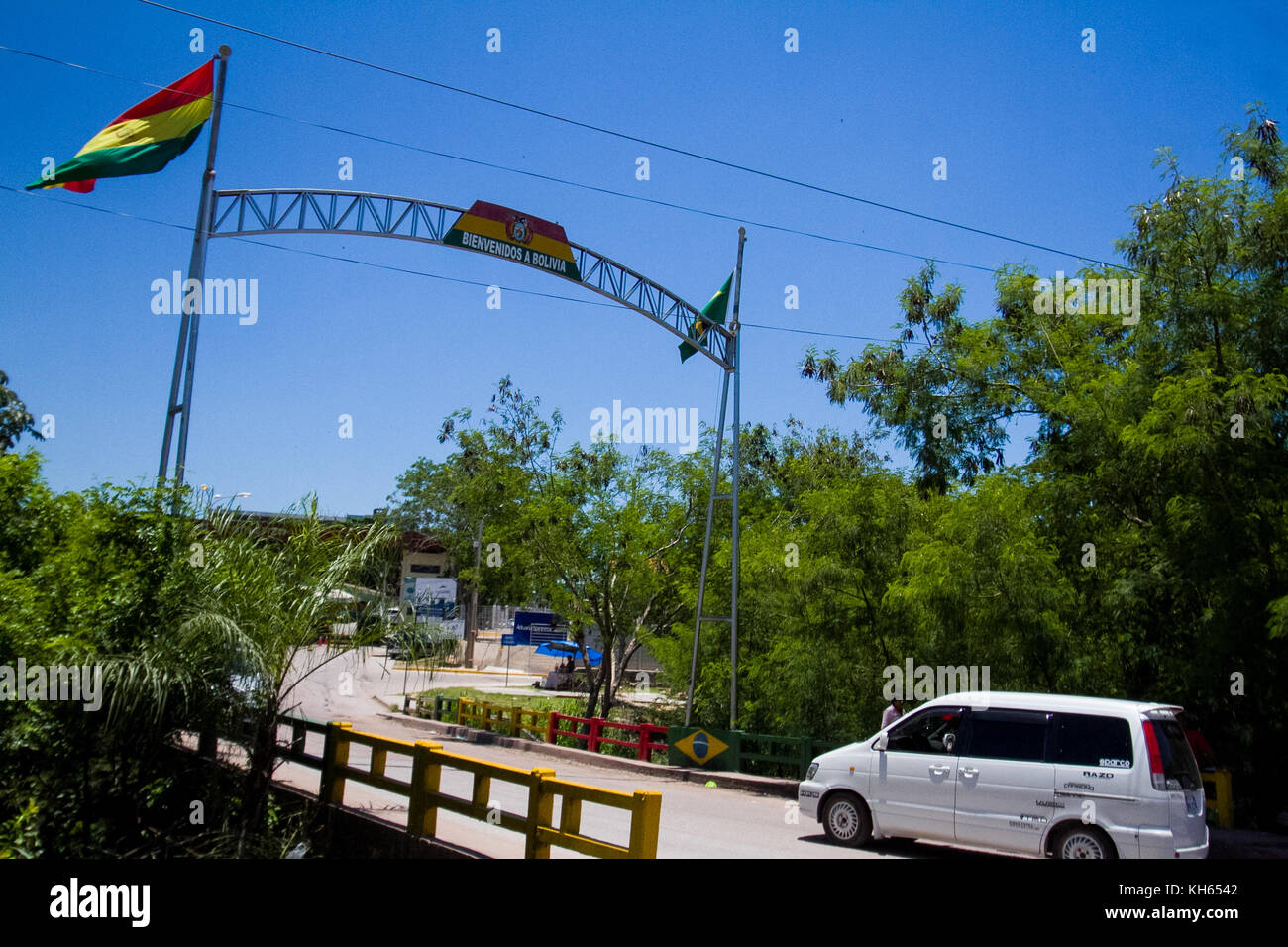 CORUMBÁ, MS - 14.11.2017: MOVEMENT IN THE BRAZIL-BOLIVIA BORDER - Car ...
