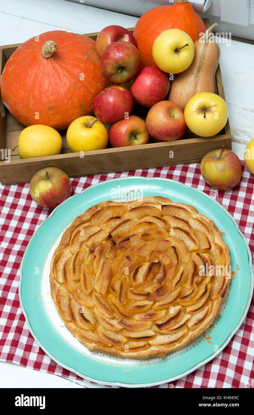 a beautiful apple pie with red and yellow apples Stock Photo - Alamy