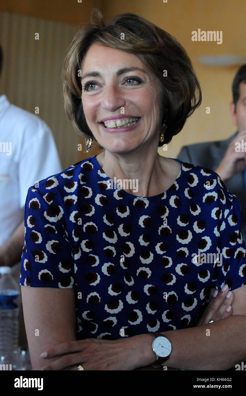 Marisol Touraine, French Minister of Health, pays visit to an EPAHD ...