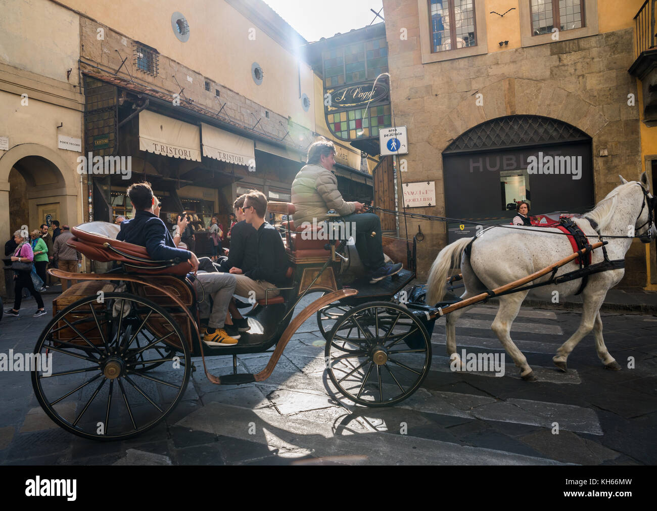 Horse-drawn carriage on Ponte Vecchio, Florence, Italy Stock Photo - Alamy
