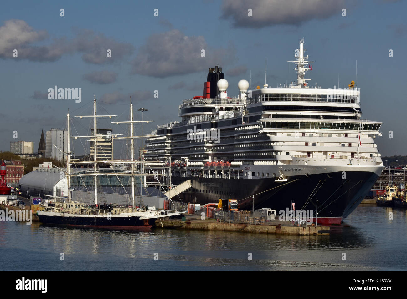 the cunard cruise liner queen Elizabeth in the port of Southampton ...