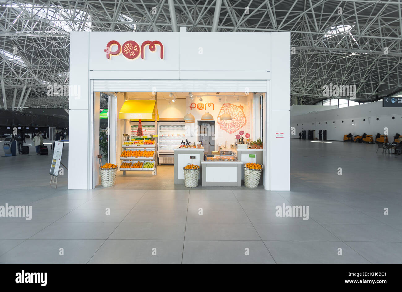 Airport food stall hi-res stock photography and images - Alamy