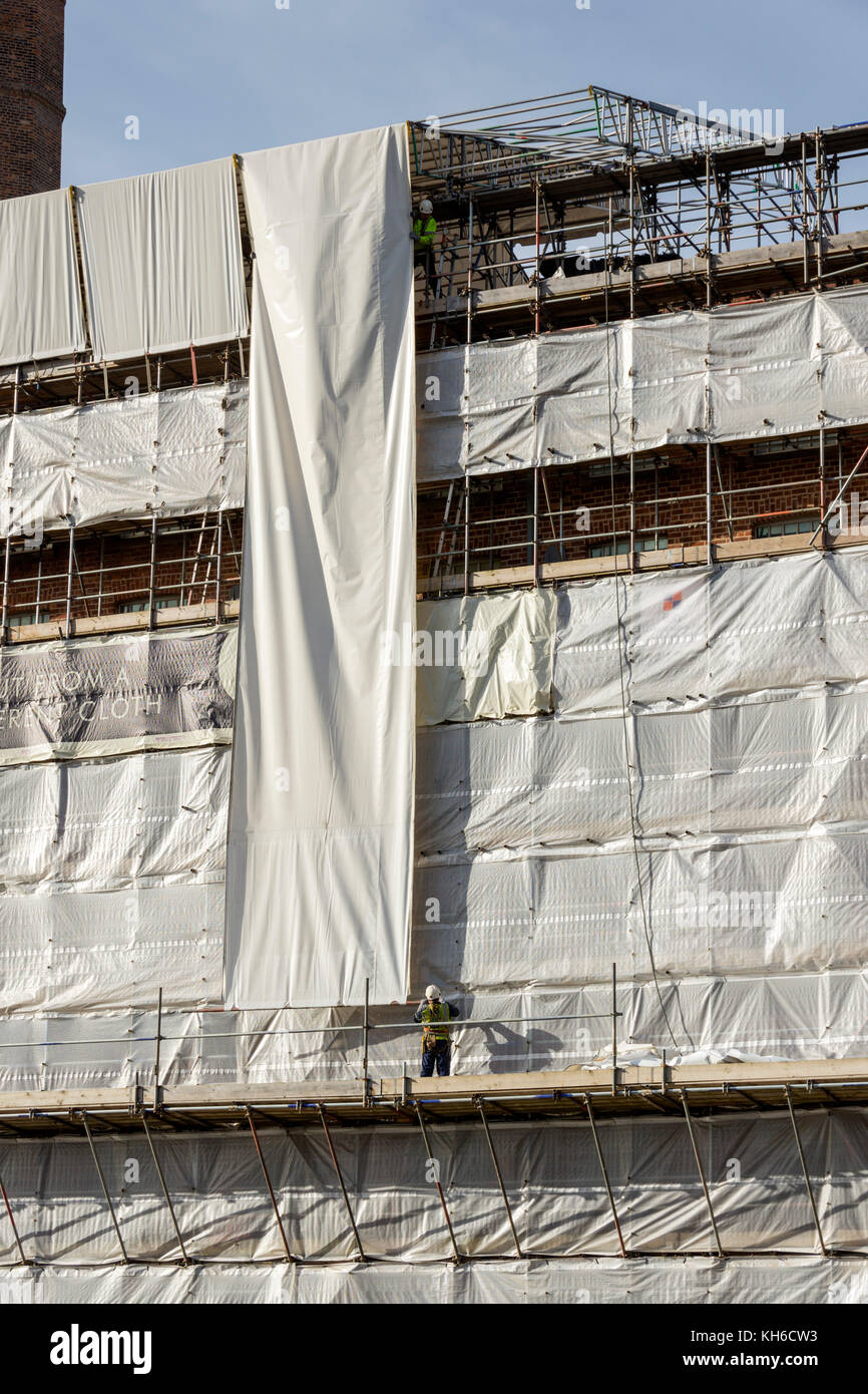 Scaffold sheeting hi-res stock photography and images - Alamy