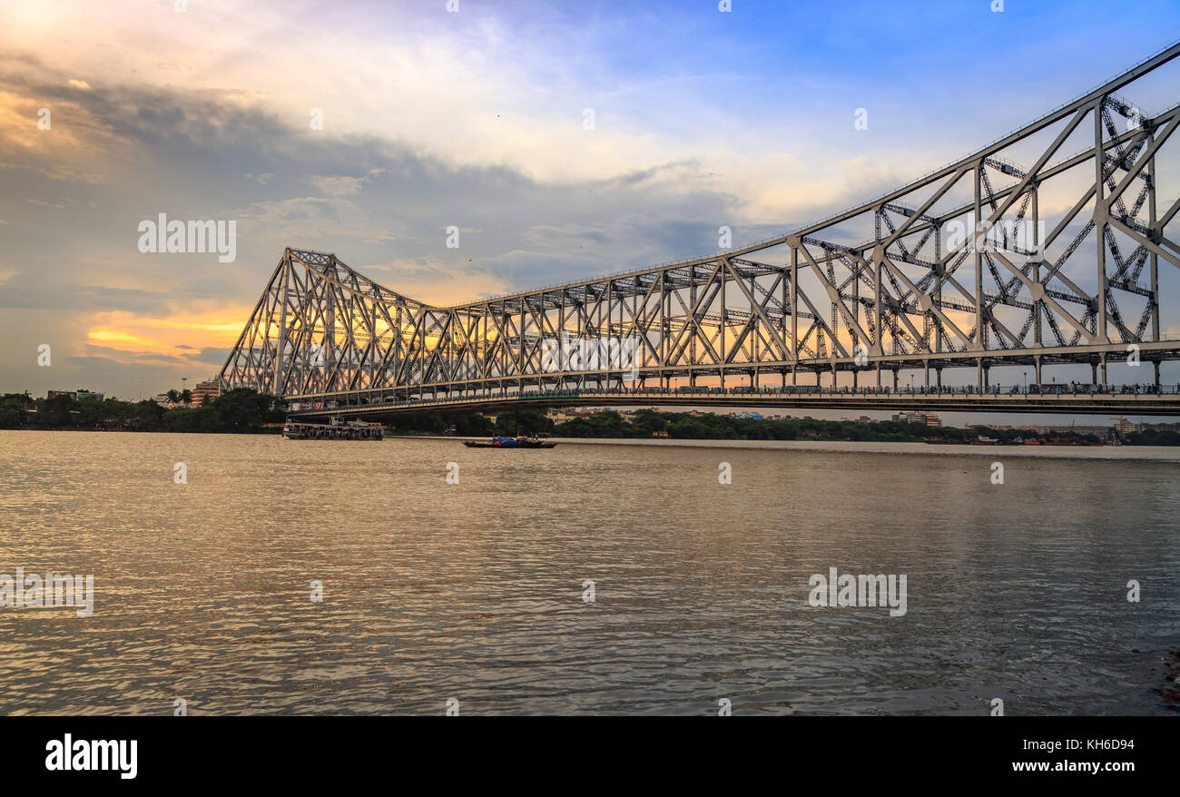 Howrah bridge Kolkata - The historic cantilever bridge on river Hooghly ...