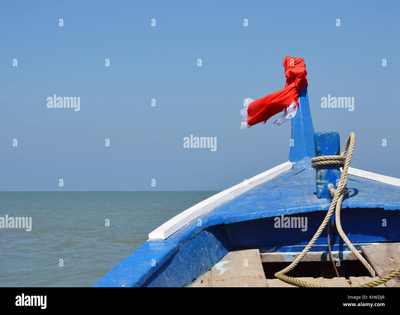 prow of boat sailing to the sea Stock Photo - Alamy