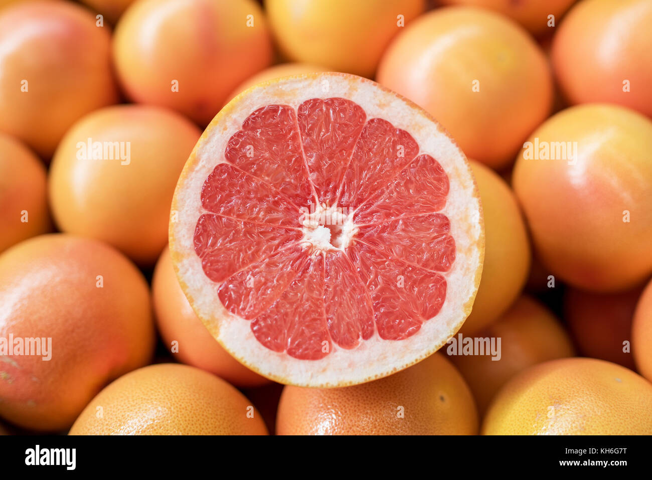 Pile of fresh grapefruits on display at street market Stock Photo - Alamy