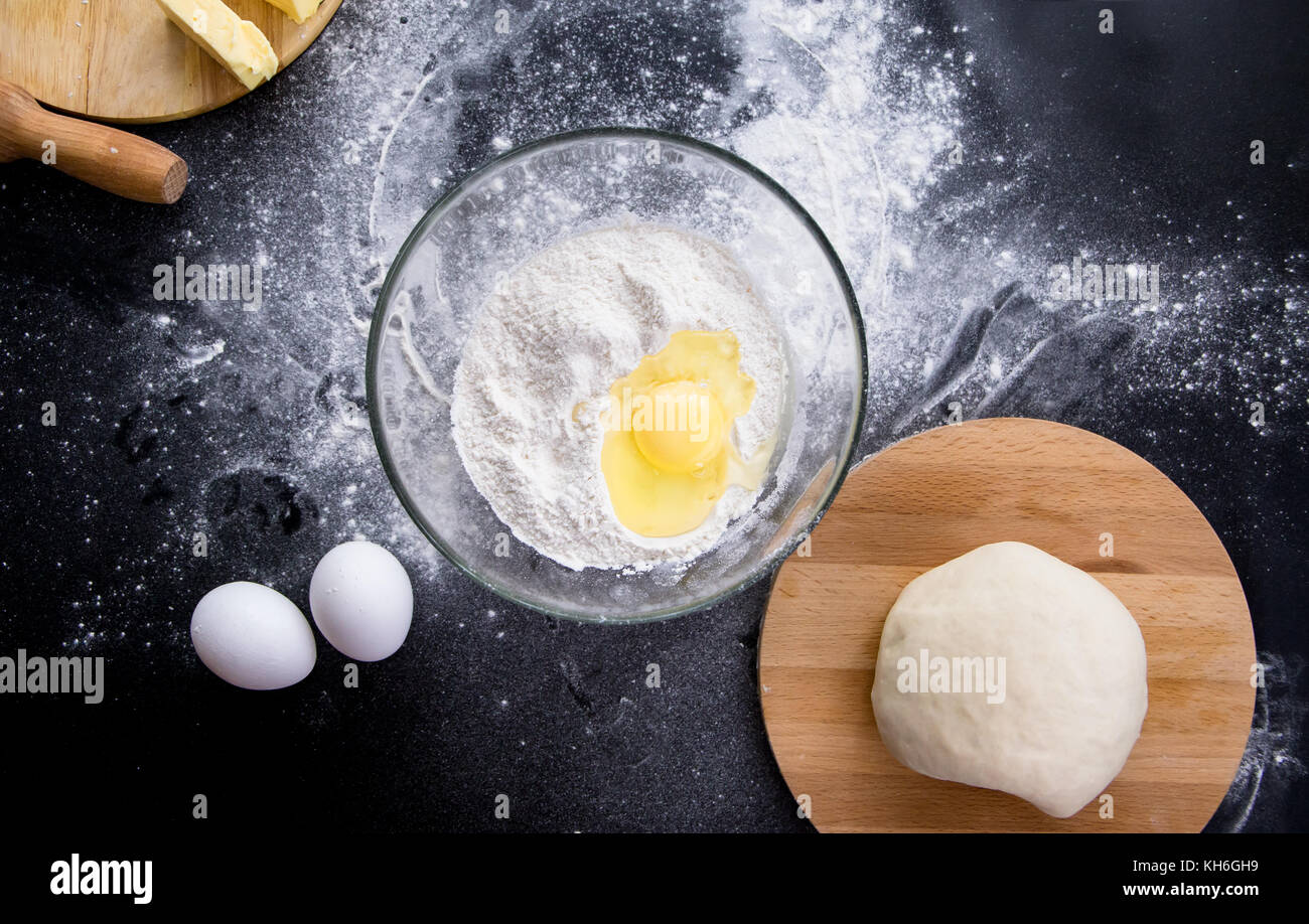 Separating egg yolk from white hi-res stock photography and images - Alamy