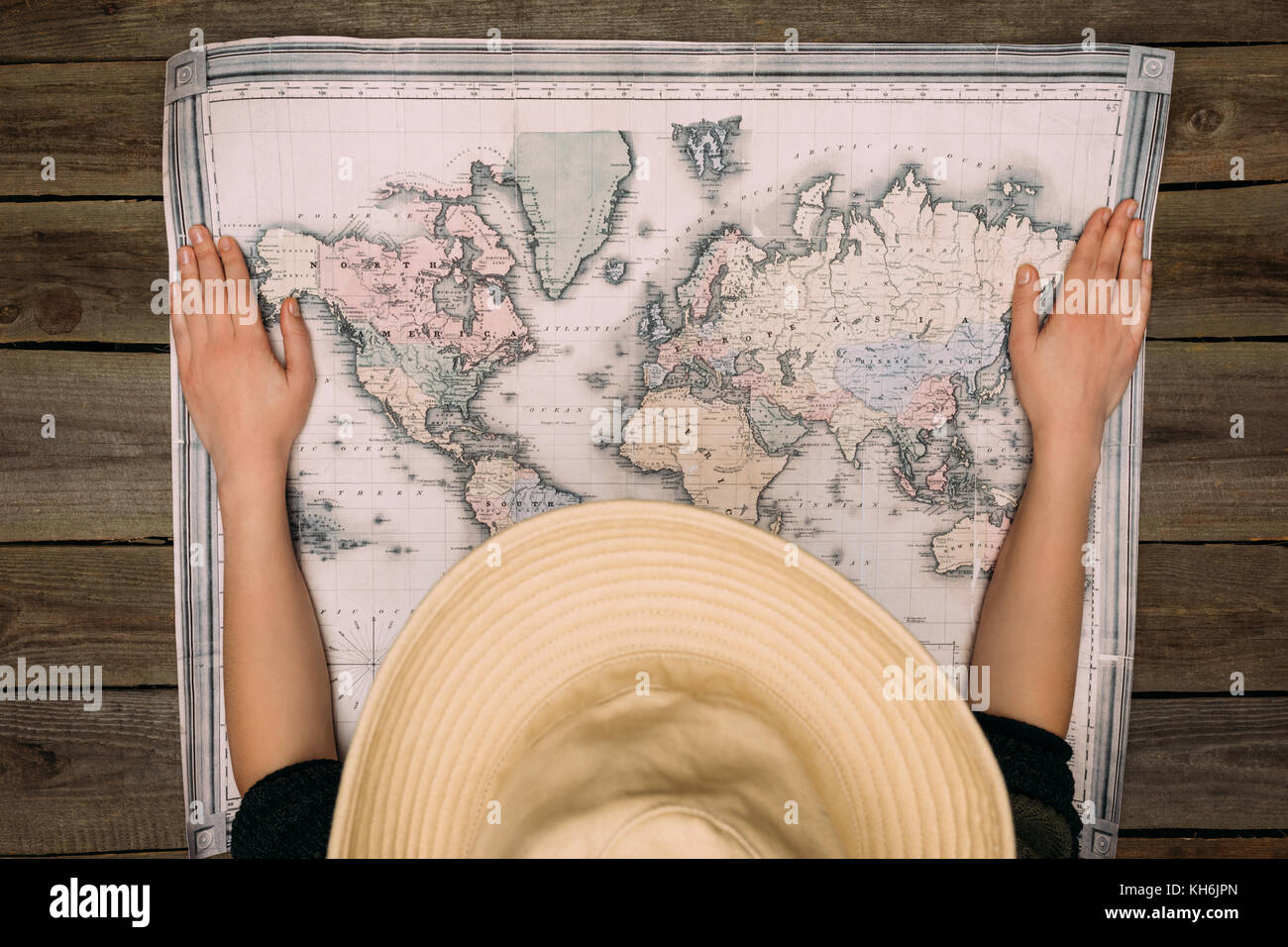 woman in hat with map Stock Photo - Alamy