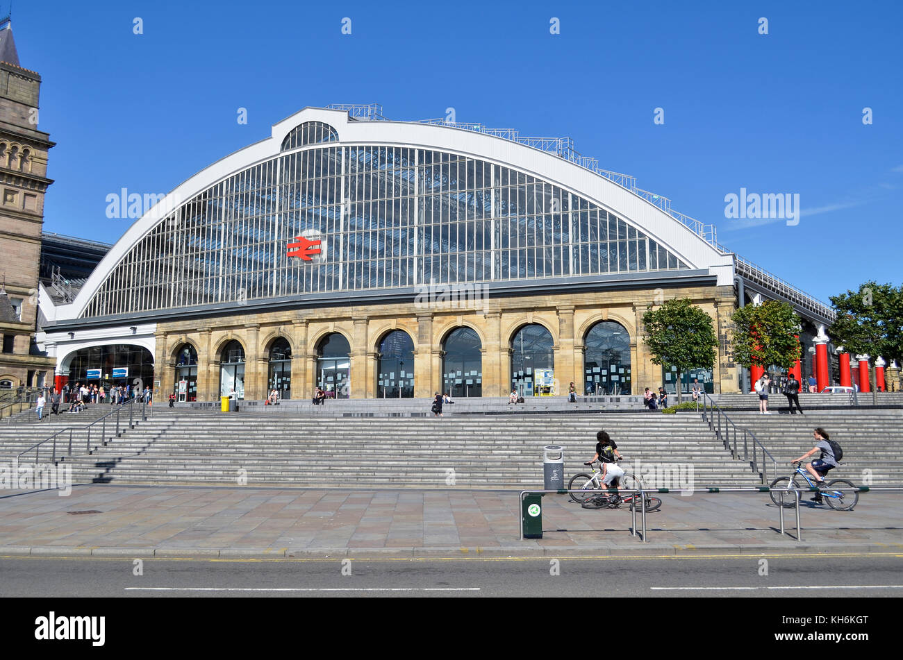 Liverpool lime street station hi-res stock photography and images - Alamy