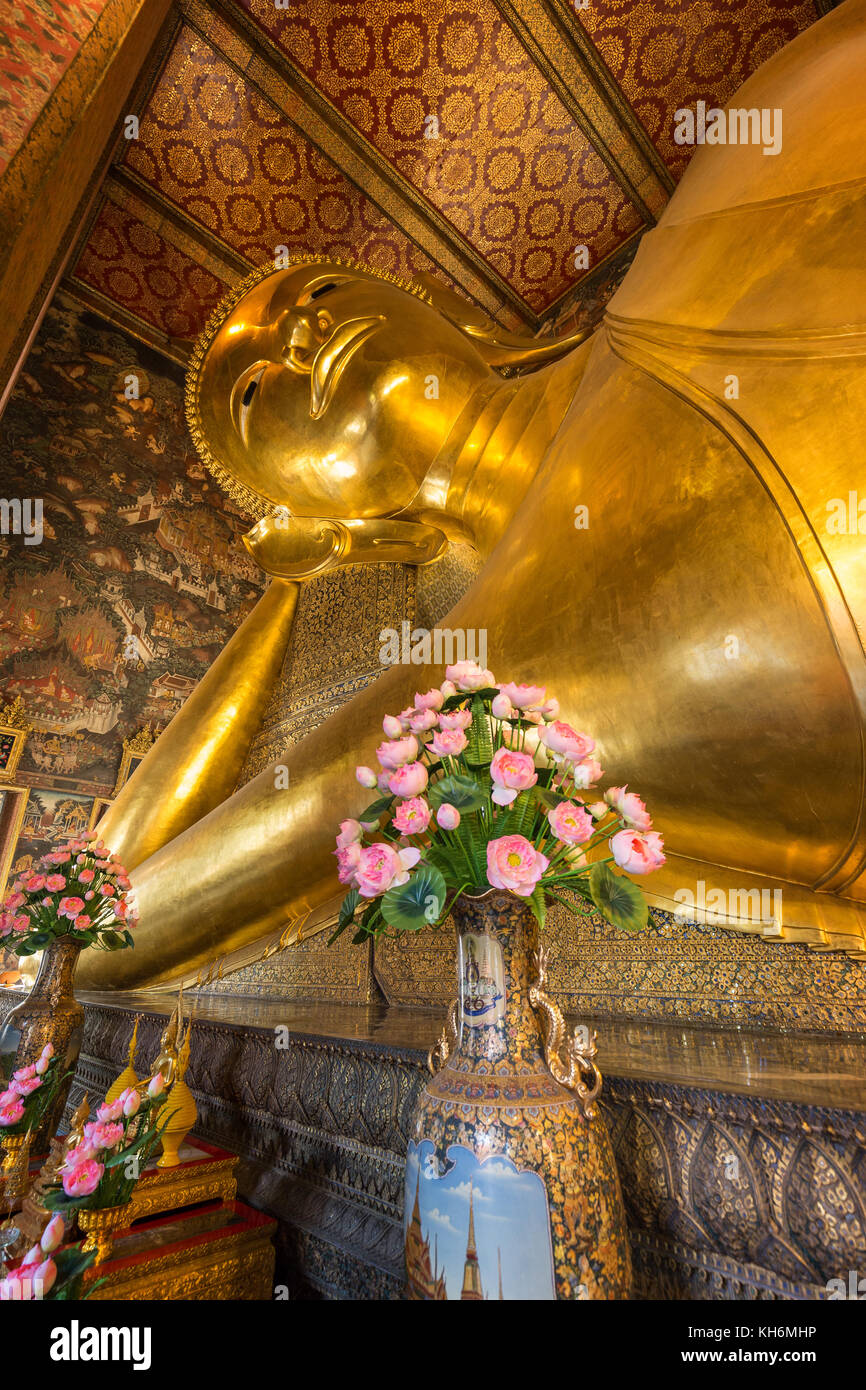 Torso of the famous Reclining Buddha statue at the Wat Pho (Po) temple ...