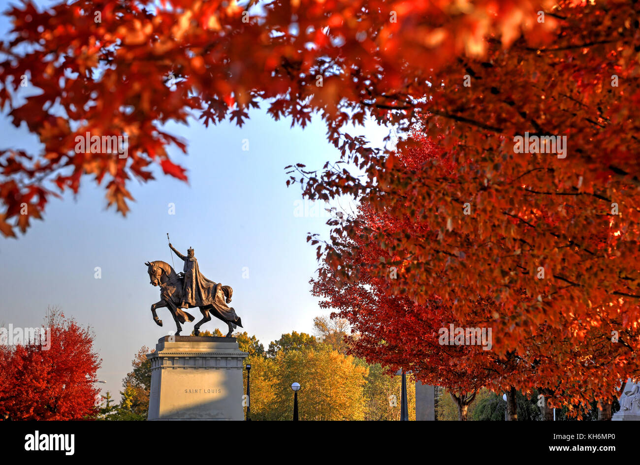 November 3, 2017 - St. Louis, Missouri - Fall foliage around the ...