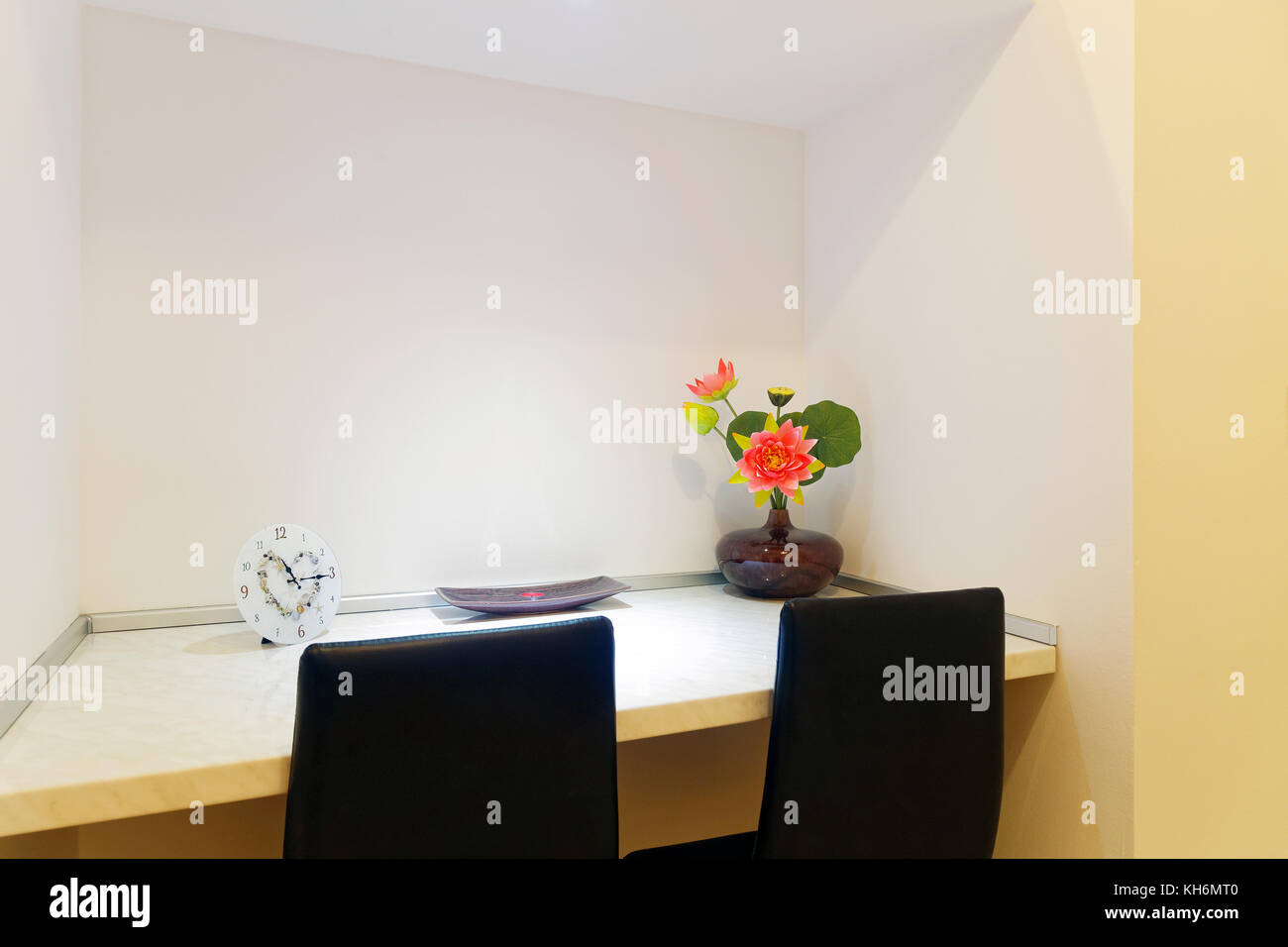 Candle clock hi-res stock photography and images - Alamy