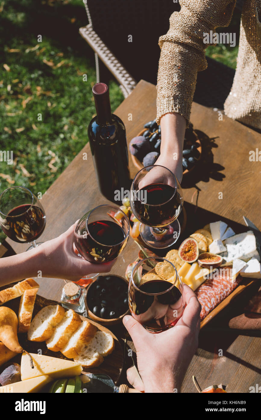 people clinking glasses of wine Stock Photo - Alamy