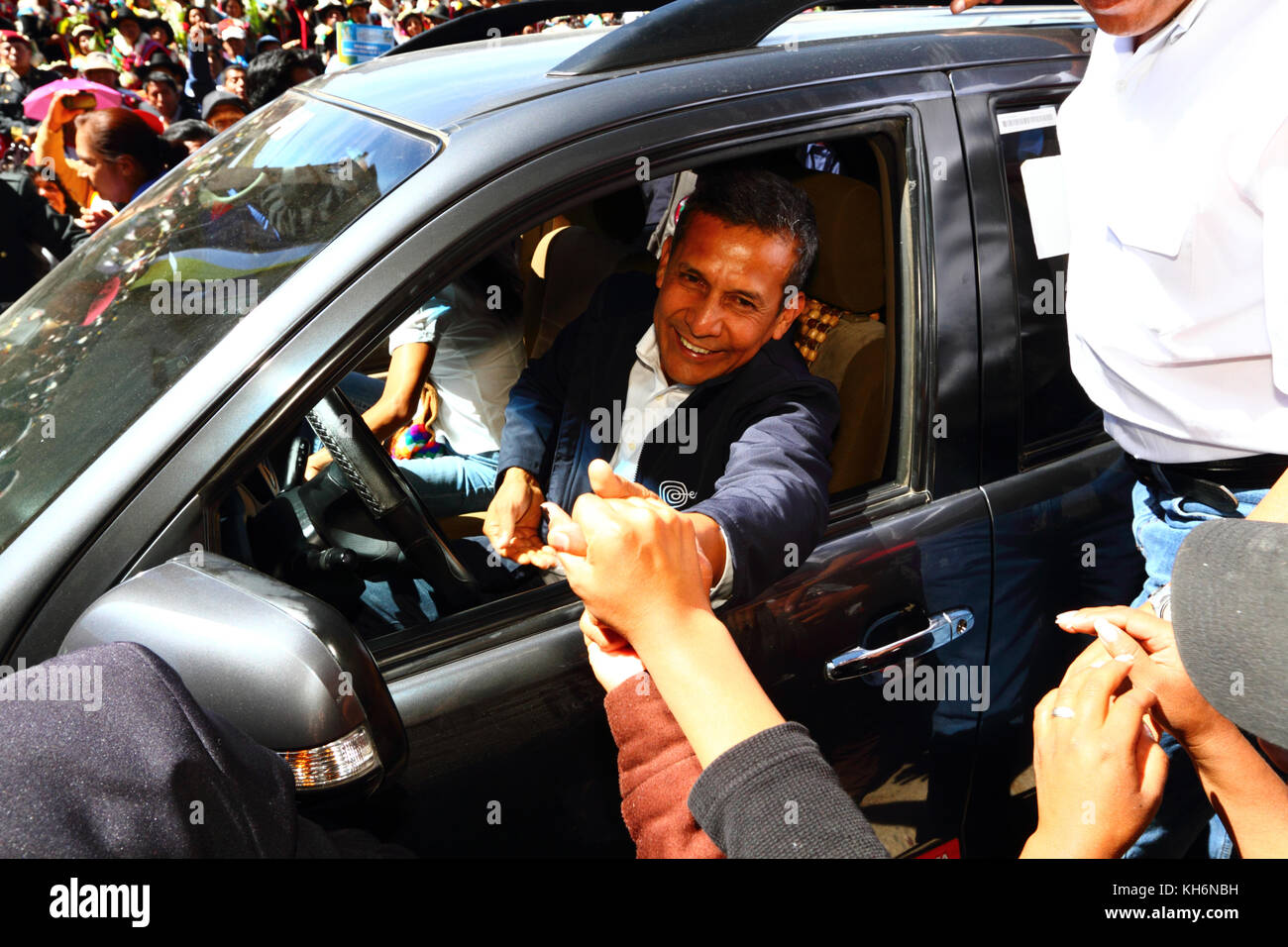 Man crowd shaking hand hi-res stock photography and images - Alamy