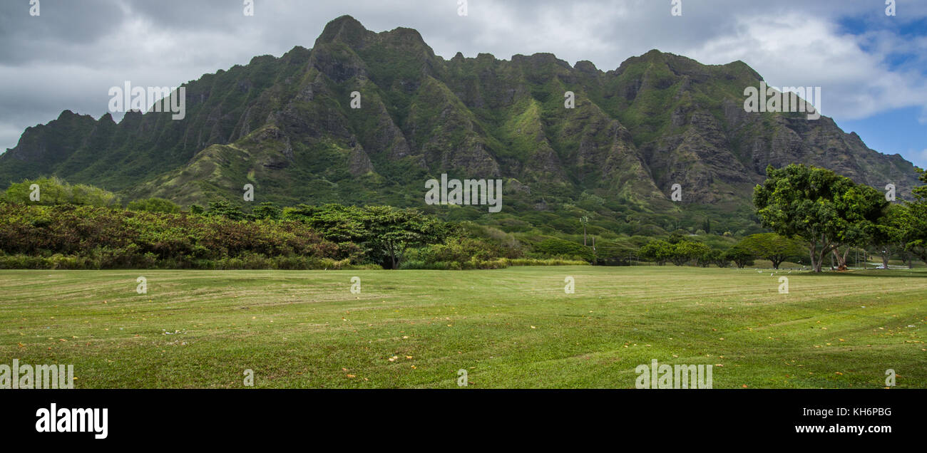 Kualoa Ranch and mountains on the Island of Oahu Stock Photo - Alamy