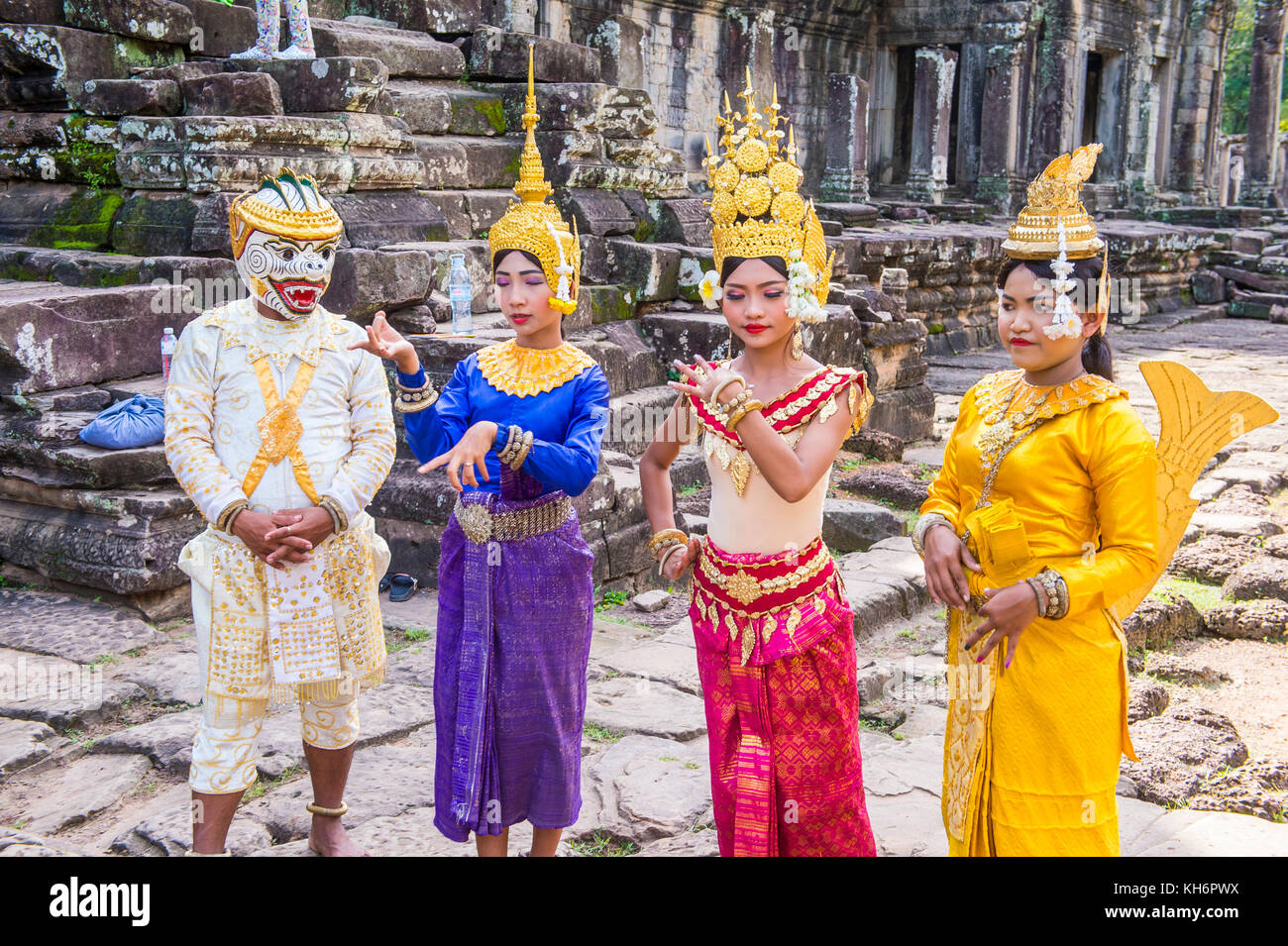 Khmer traditional dancers in wat hi-res stock photography and images ...