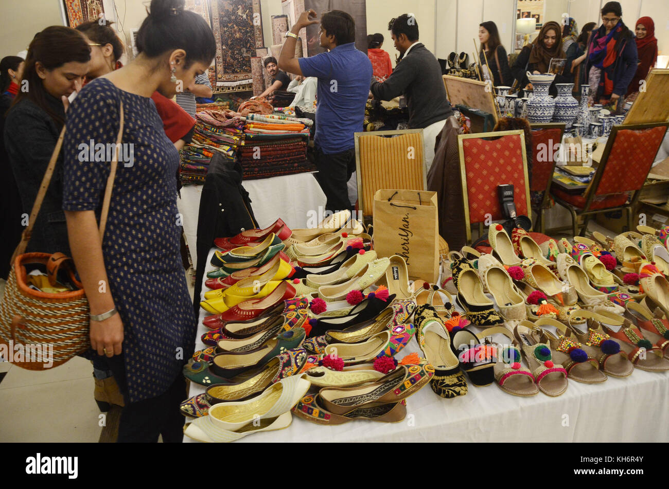 Lahore, Pakistan. 14th Nov, 2017. Pakistani people keenly take interest ...