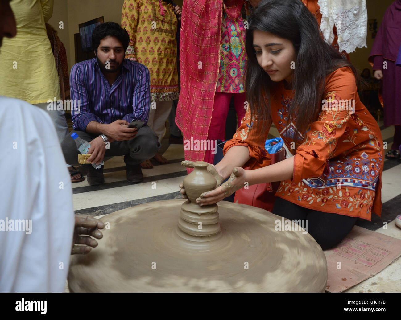 Lahore, Pakistan. 14th Nov, 2017. Pakistani people keenly take interest ...