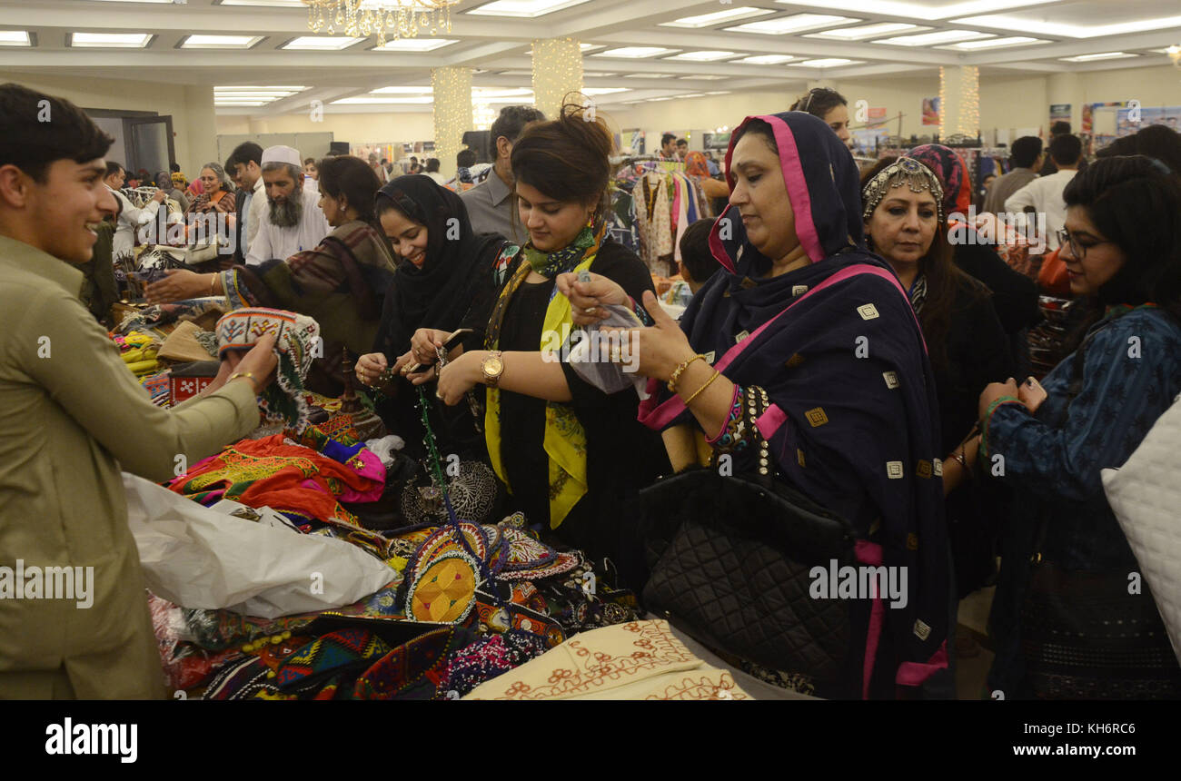 Lahore, Pakistan. 14th Nov, 2017. Pakistani people keenly take interest ...