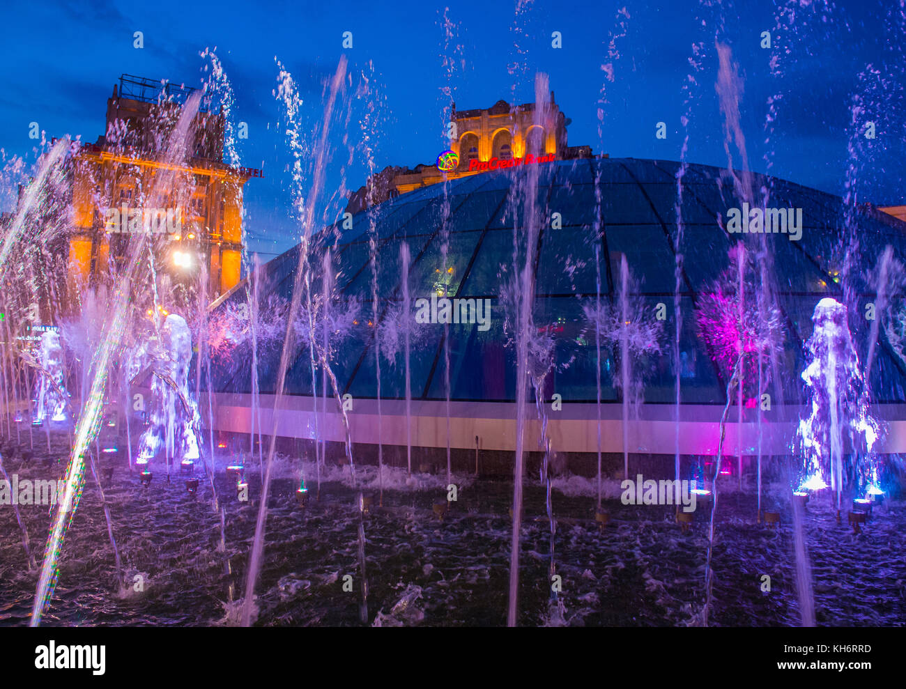 KIEV , UKRAINE - JUNE 05 : The fountains on Maidan Nezalezhnosti in ...