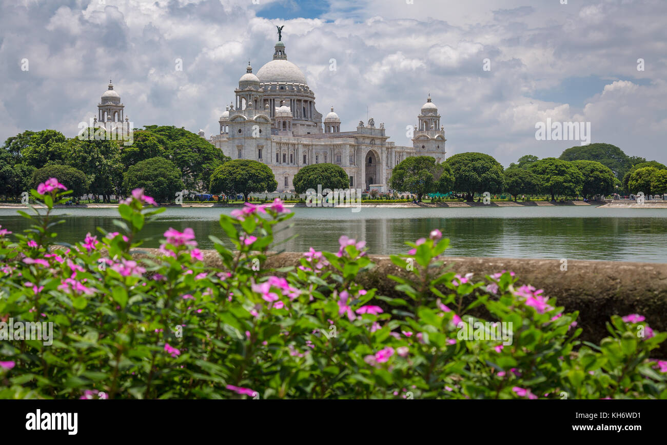 Victoria Memorial colonial architecture building with adjoining lake ...