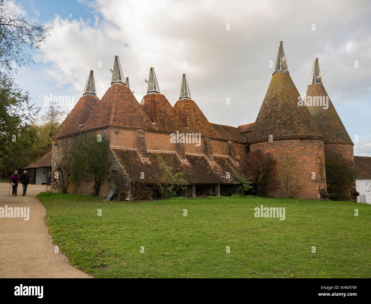 Oast house autumn kent hi-res stock photography and images - Alamy