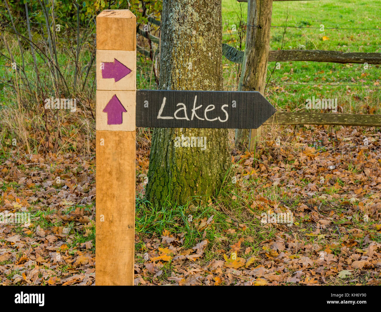 Sissinghurst castle to the lakes sign on public footpath Stock Photo ...