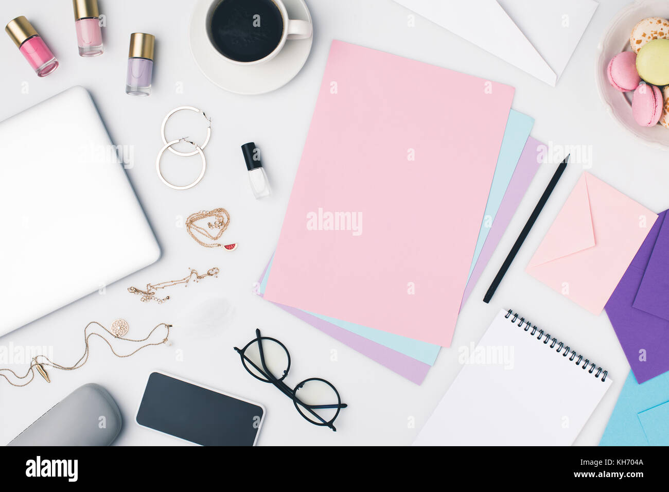 Female workplace hi-res stock photography and images - Alamy