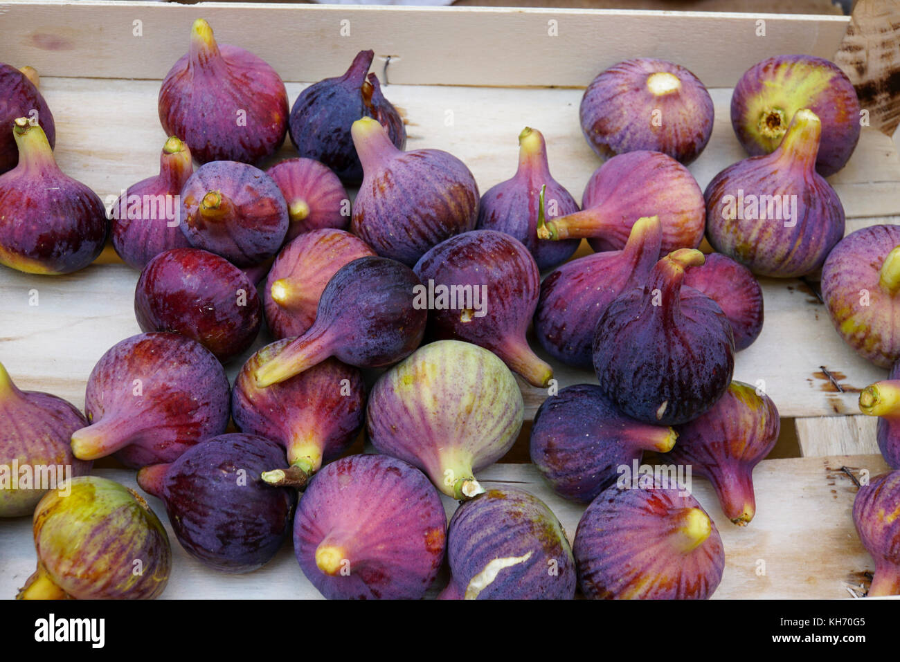 Figs fruit pile hi-res stock photography and images - Alamy