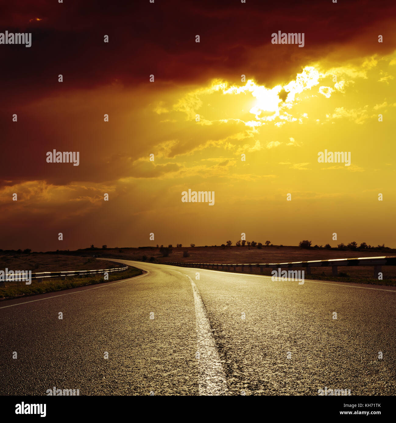 asphalt road to dramatic sunset Stock Photo - Alamy