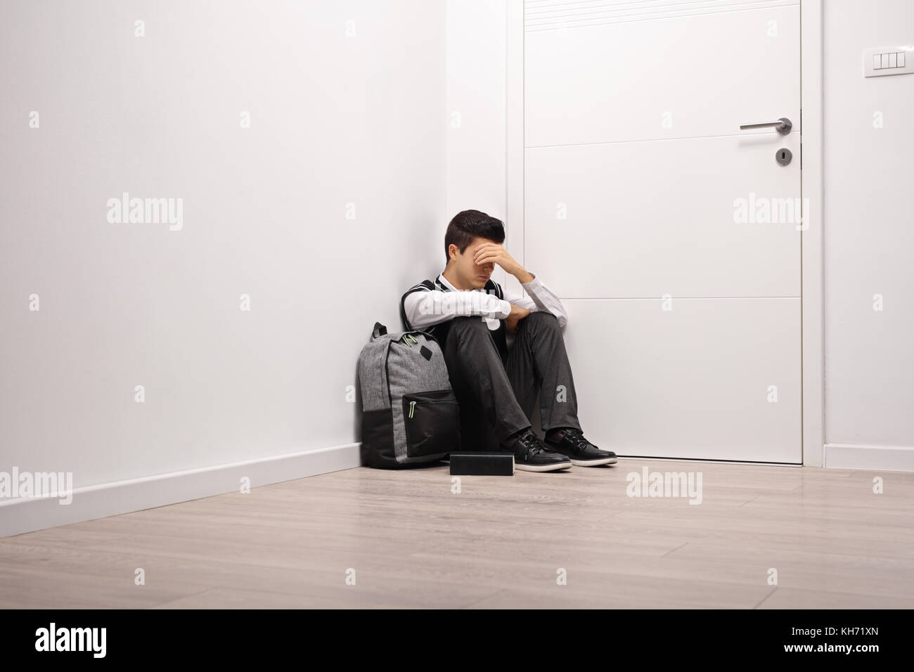 Boy sitting head down sad hi-res stock photography and images - Alamy