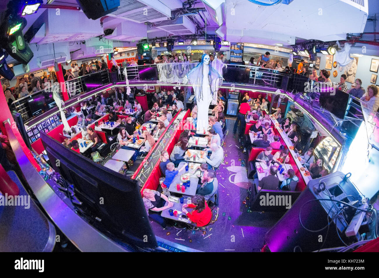 Ellen's Stardust Diner, famous for its singing waiting staff, Broadway ...