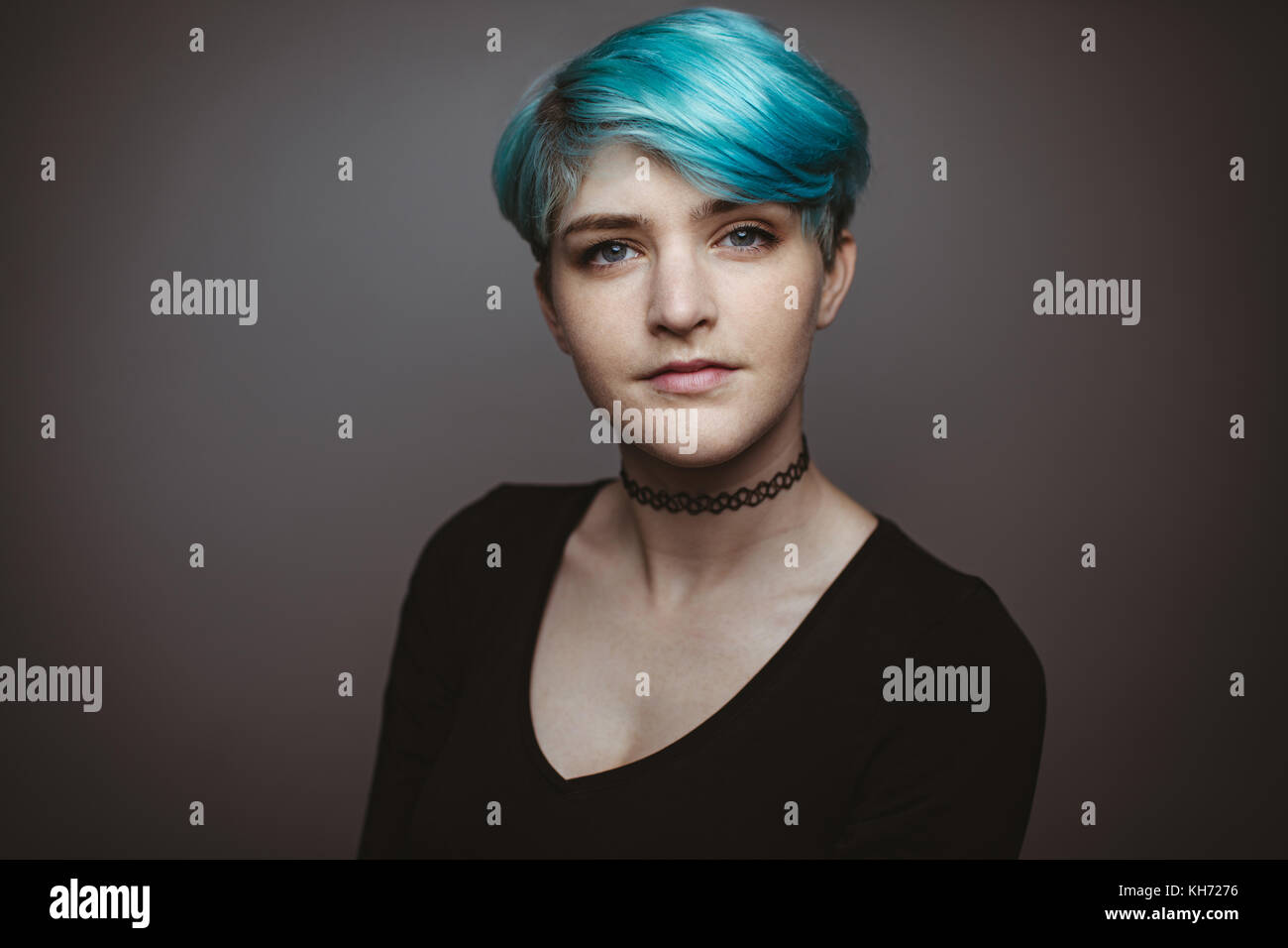 Posing against wall hi-res stock photography and images - Alamy