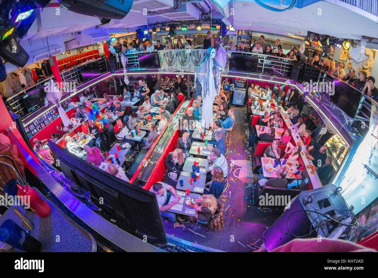 Ellen's Stardust Diner, famous for its singing waiting staff, Broadway ...