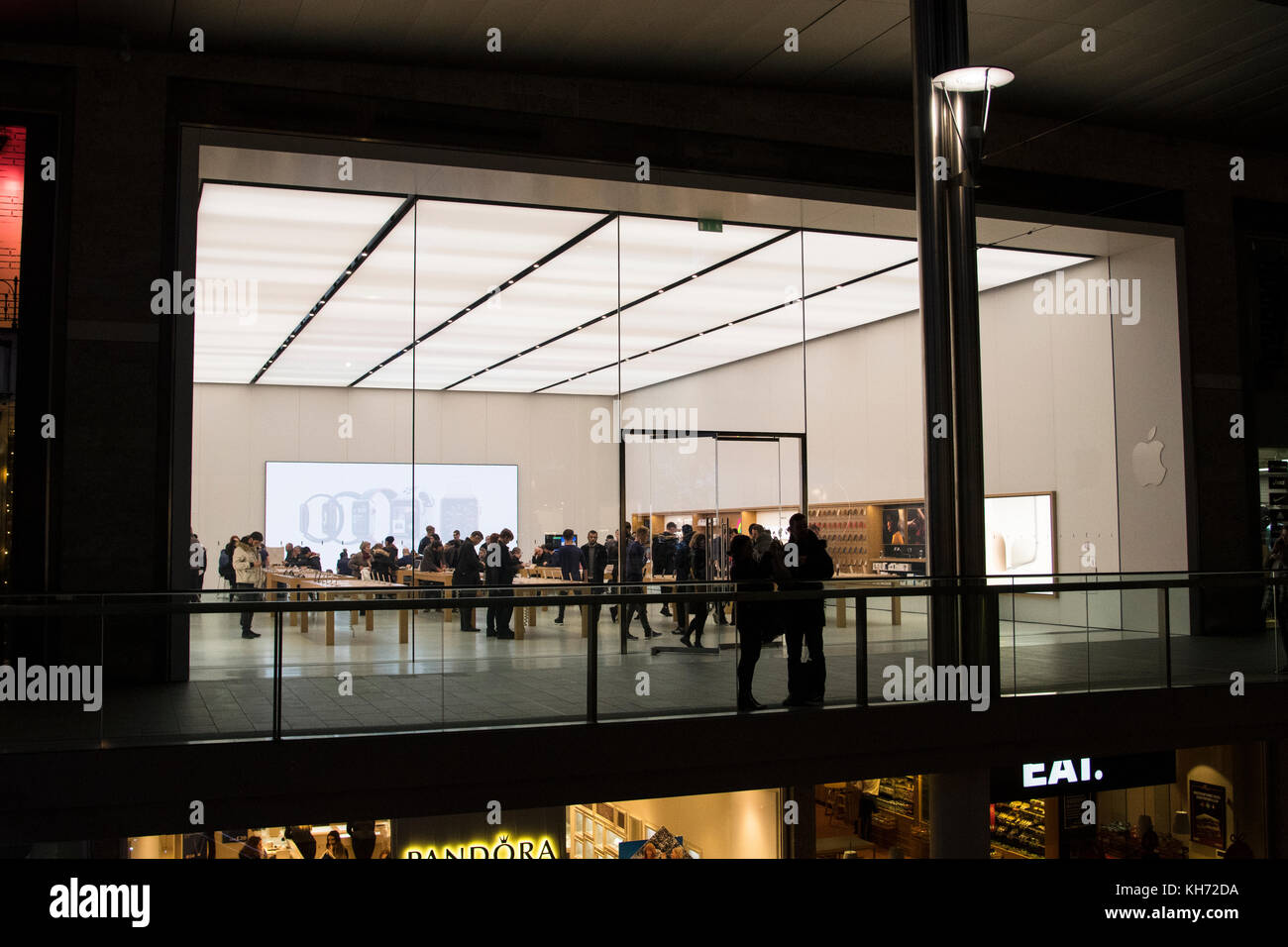 Apple computer and phone store in Liverpool Stock Photo - Alamy