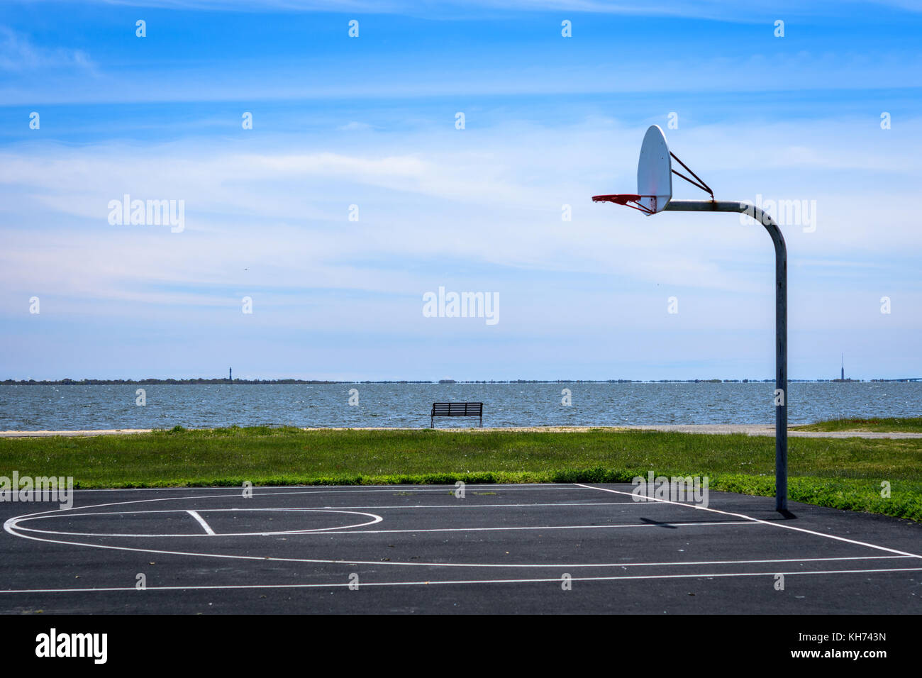 Half court basketball hi-res stock photography and images - Alamy