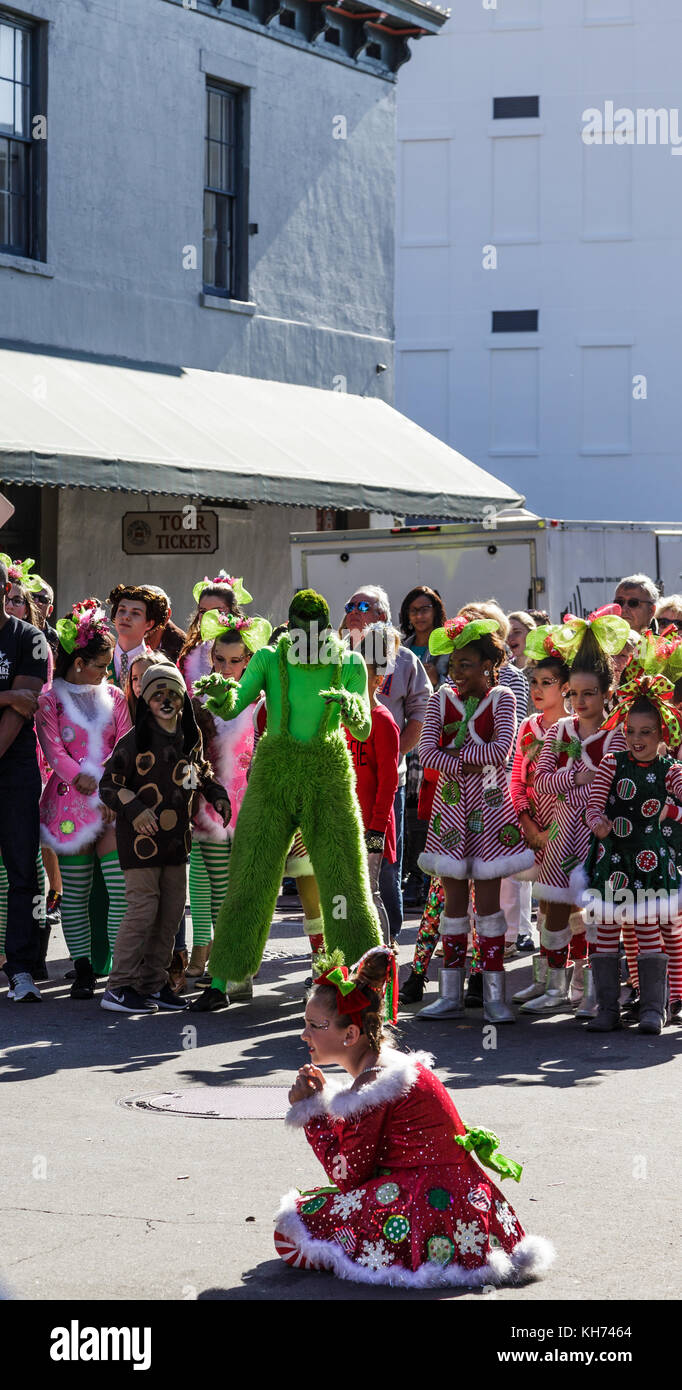 Green grinch hi-res stock photography and images - Alamy